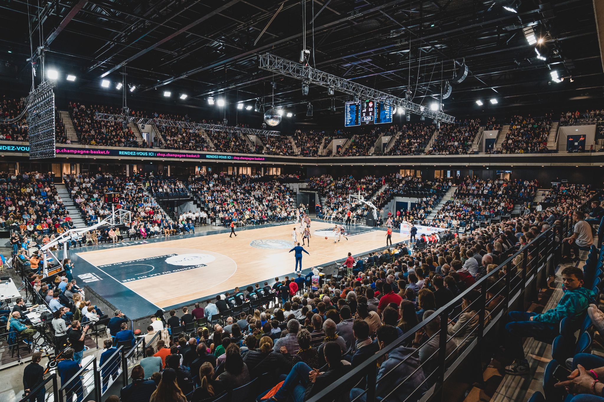 BALL SPORTS (BASKETBALL, HANDBALL, VolleyBALL,...) : UP TO 5 500 PEOPLE